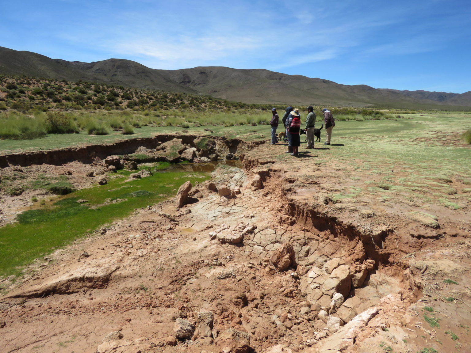 signos de erosión, producto de los aluviones luego de que se rompiera ...